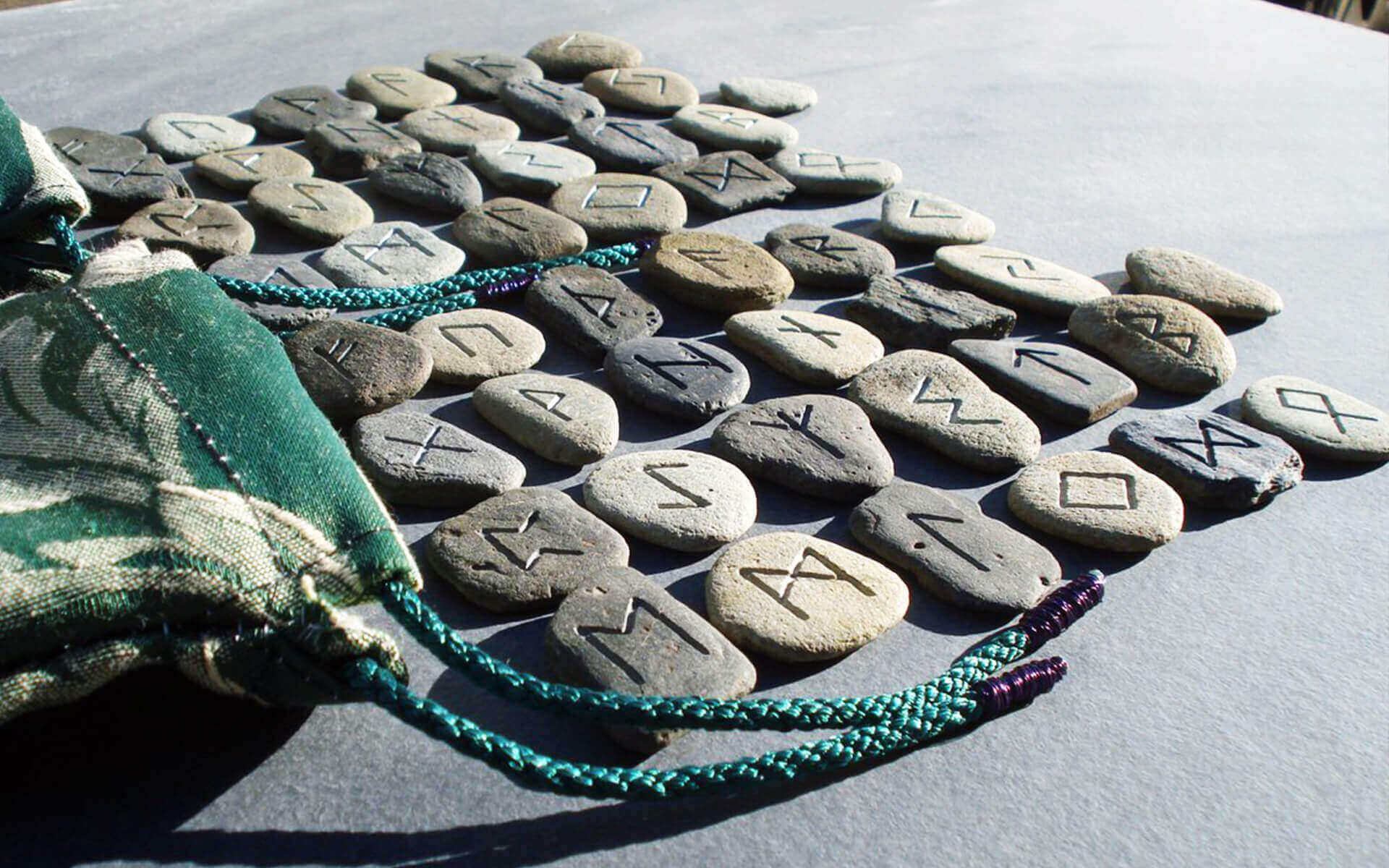 Significados e mensagens do oráculo das runas nórdicas Futhark para ...